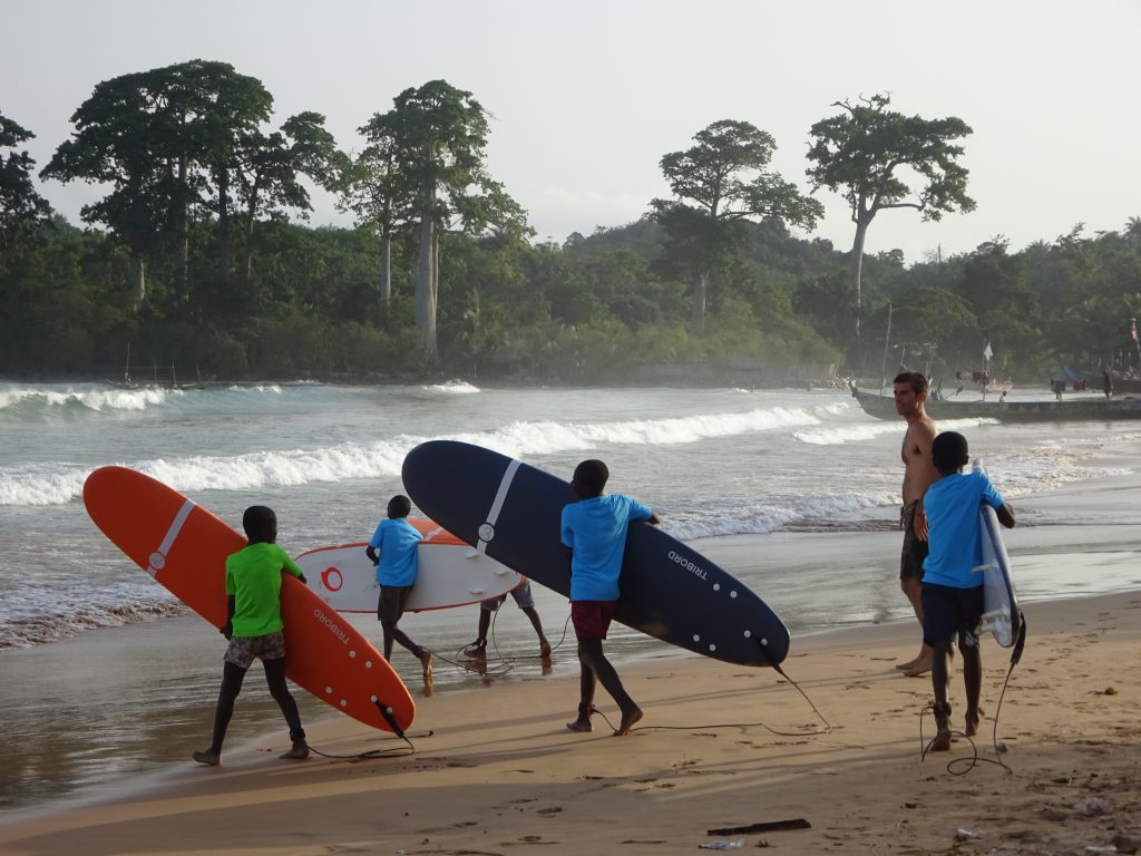 Buadi surf project en Busua (Ghana) - Revista 3sesenta Surf